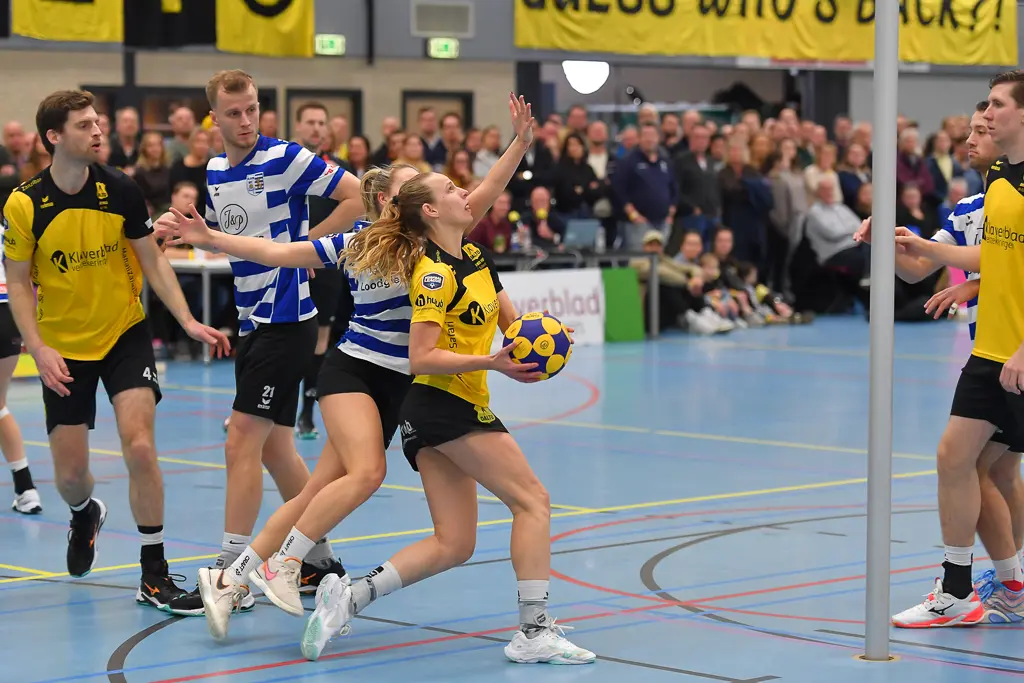Dalto/Klaverblad Verzekeringen geeft ruime voorsprong tegen Blauw Wit ...